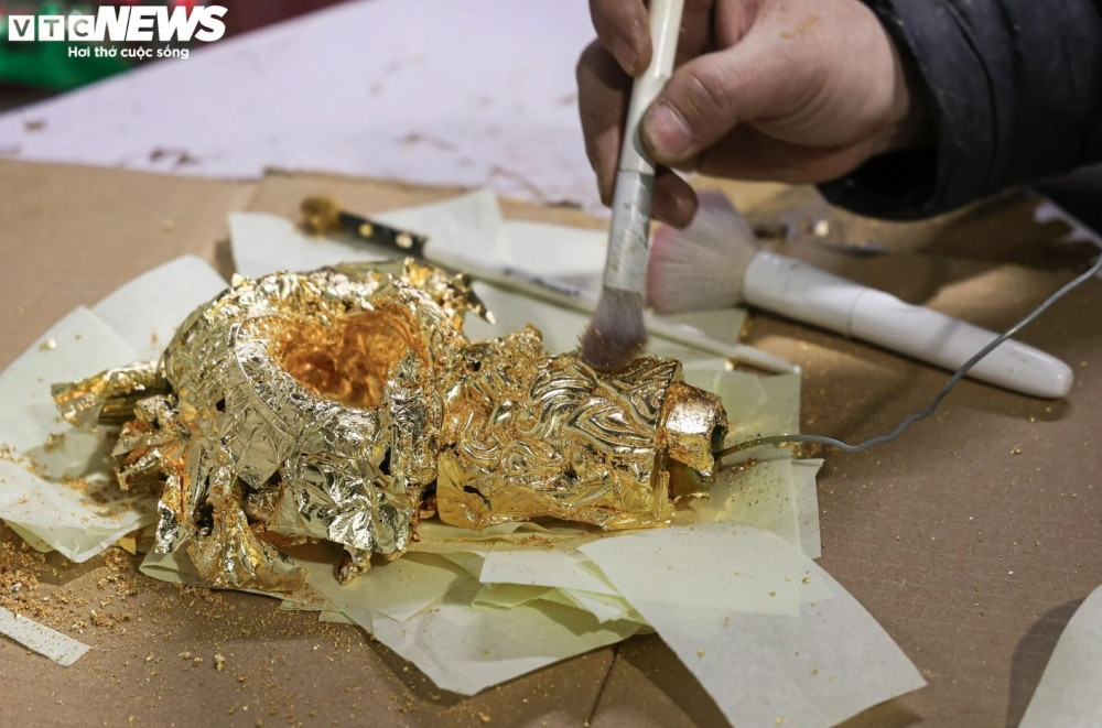 24k gold-plated dragon sculpture for Lunar New Year decoration