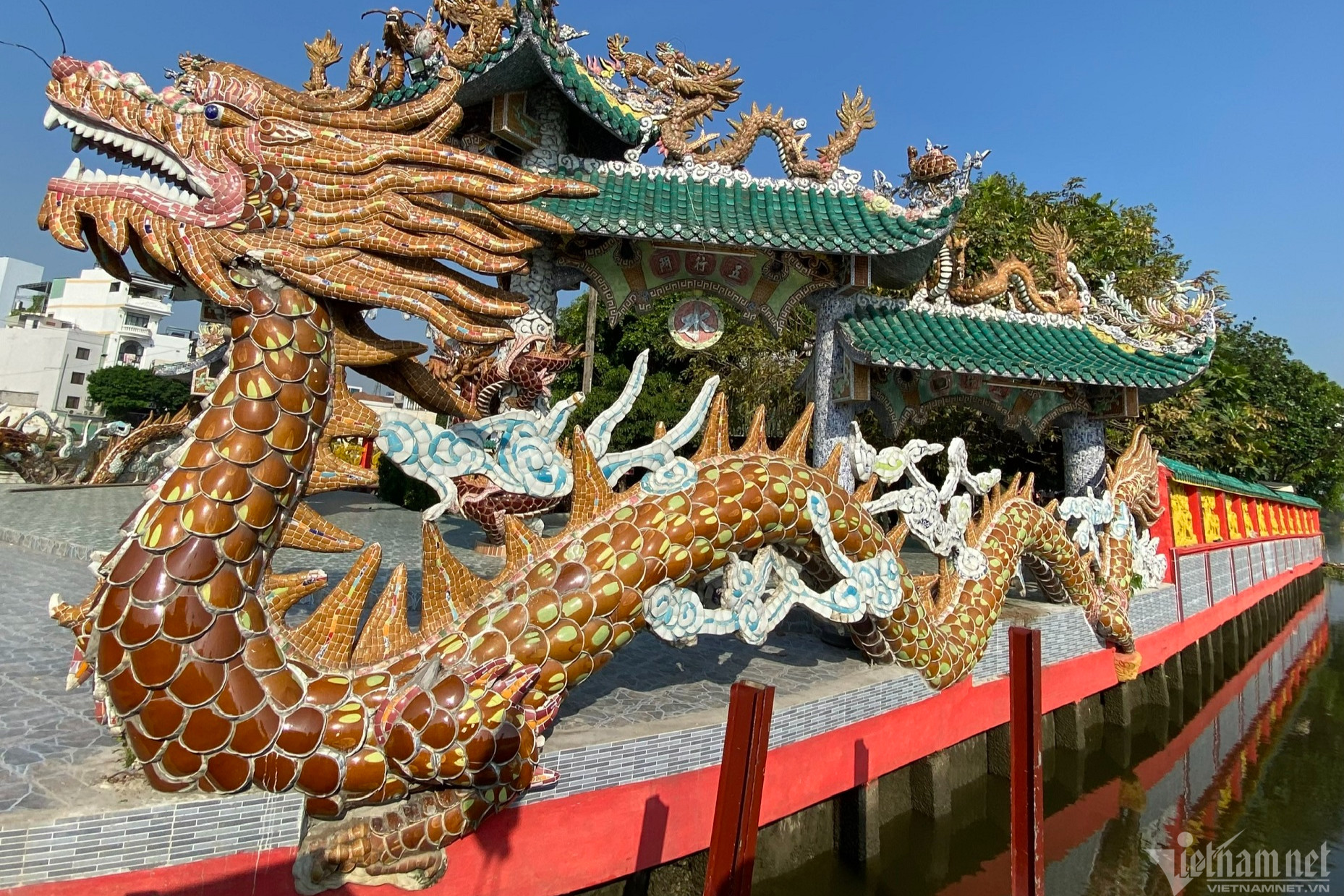 Hơn 100 con rồng uốn mình ở ngôi miếu thiêng giữa sông ở TP.HCM