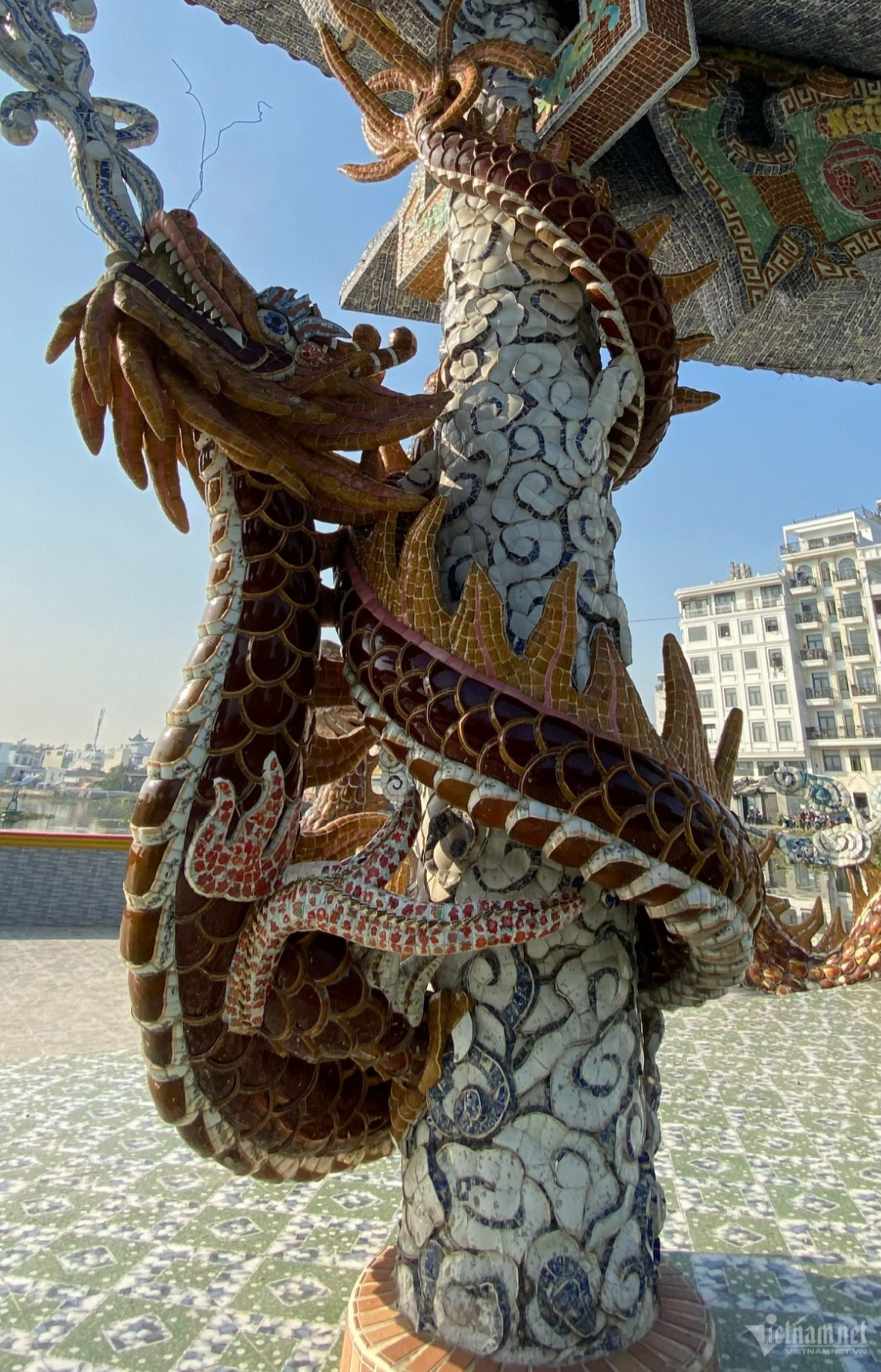 Hơn 100 con rồng uốn mình ở ngôi miếu thiêng giữa sông ở TP.HCM