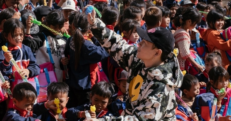 Binz cùng 'Xuân Đan’ mang không khí xuân đến 150 em nhỏ đồng bào Jrai