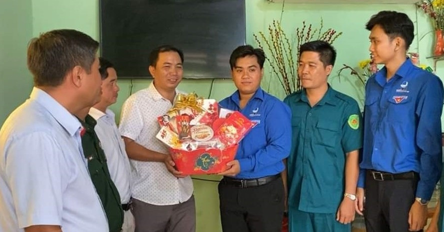 Phó ban khu phố 20 tuổi ở Bình Dương viết đơn xin nhập ngũ