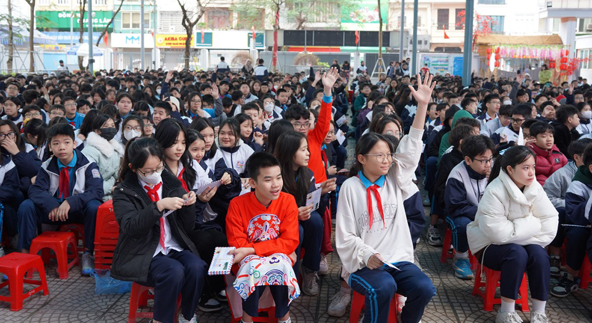 Học sinh Hà Nội trải nghiệm dịch vụ bưu chính, quy trình gửi thư dự thi UPU