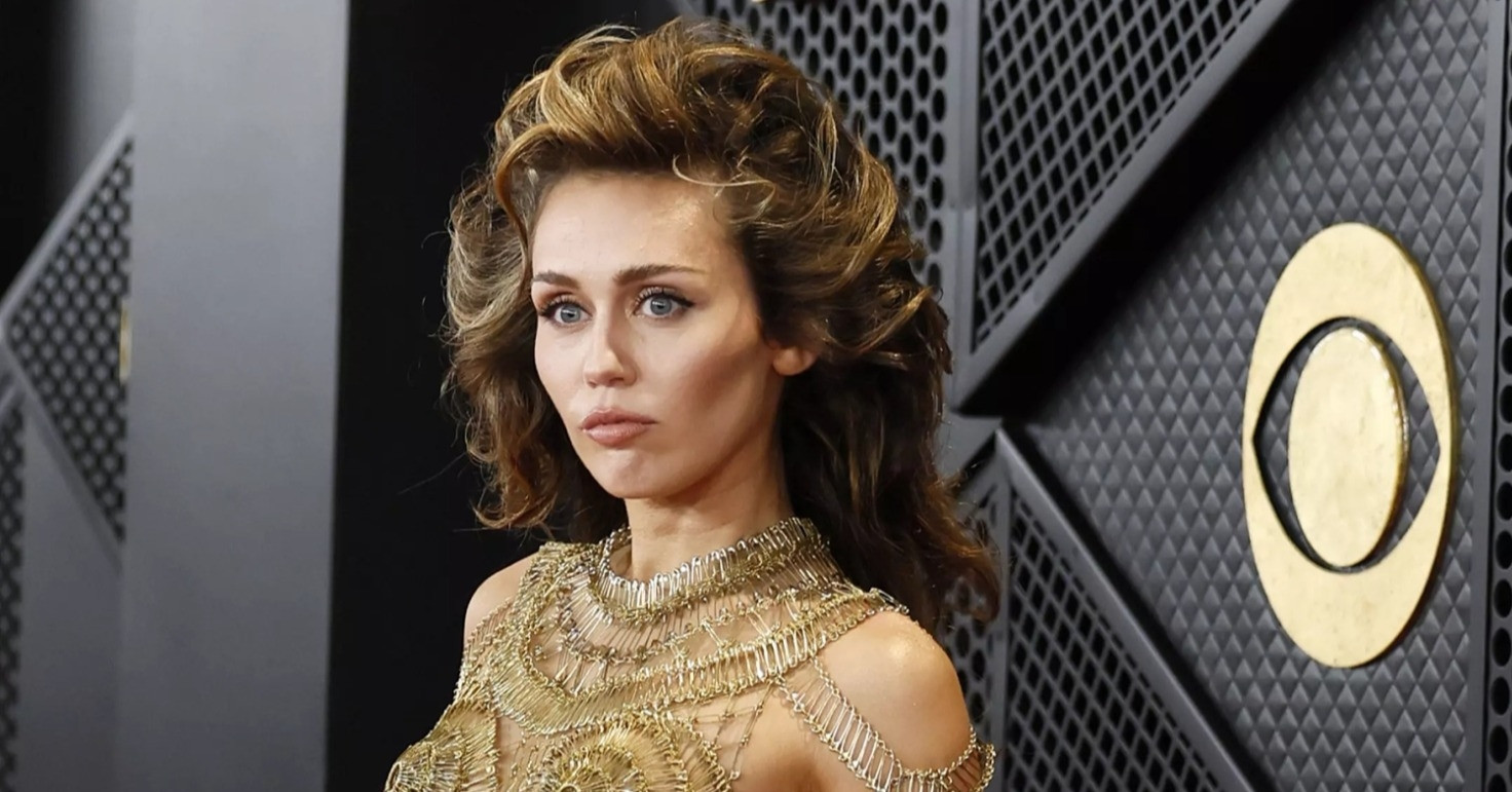 Miley Cyrus 'mặc như không' trên thảm đỏ Grammy 2024