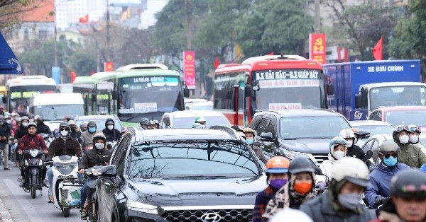 Bắt đầu nghỉ Tết Nguyên đán, dòng xe ùn ùn rời Hà Nội