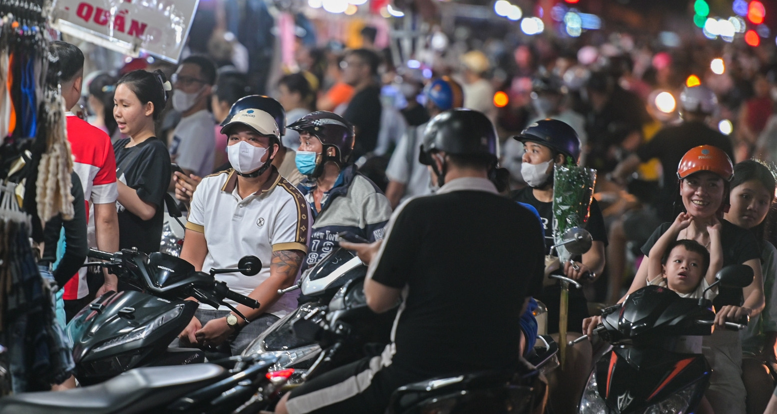 Đổ xô sắm quần áo ở các con đường thời trang TP.HCM trước giờ về quê ăn Tết