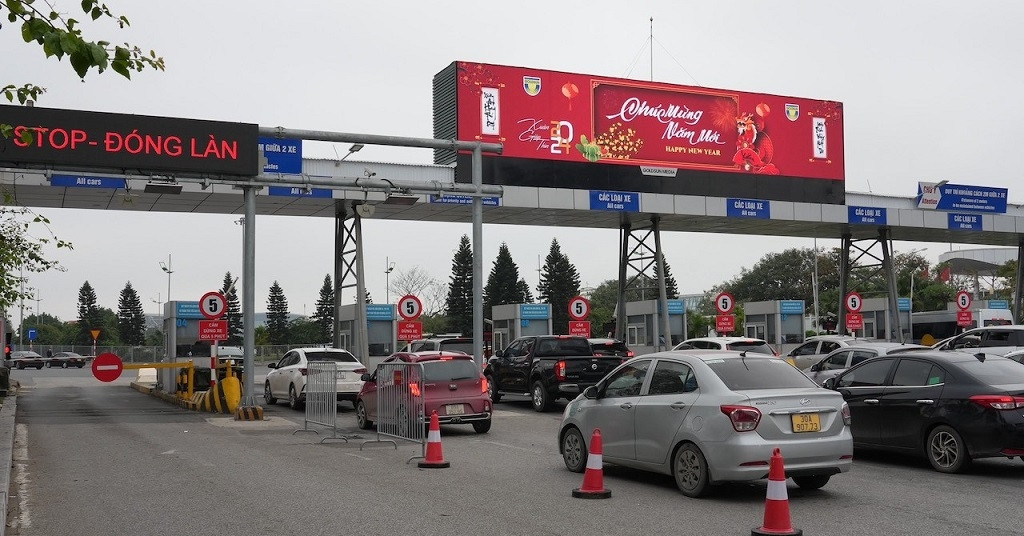 Automatic car toll collection starts at Hanoi, HCMC airports