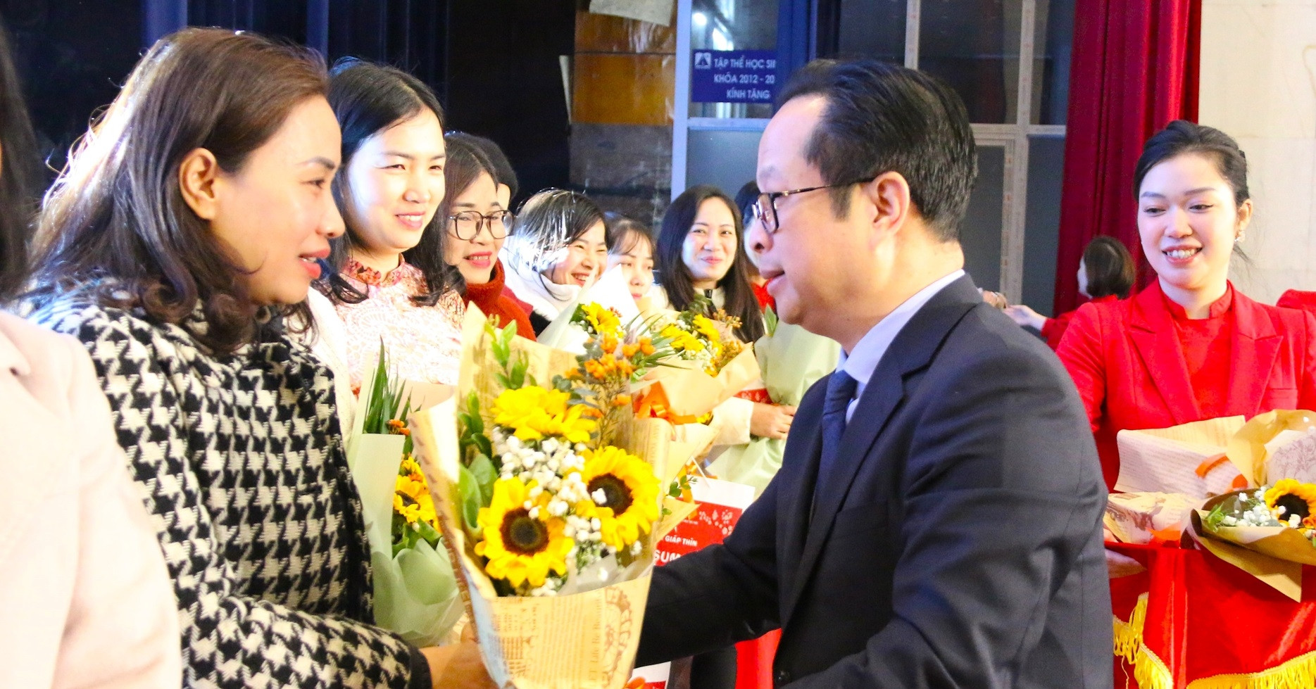 Cô giáo có chồng nơi đảo xa kể chuyện canh thời tiết để liên lạc ngày Tết