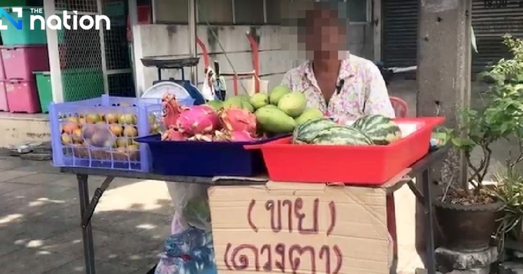 Nợ nần chồng chất, một người Thái Lan rao bán mắt bên lề đường