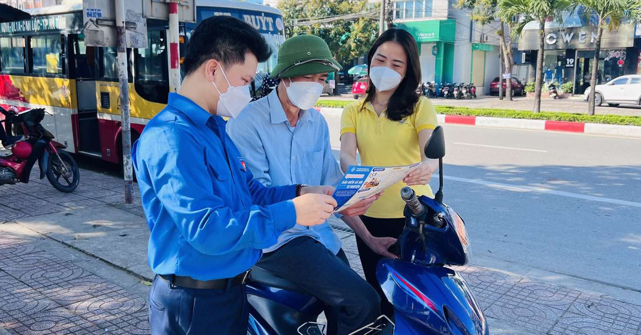 Đoàn viên Bưu điện đi từng ngõ, xóm vận động người dân tham gia bảo ...