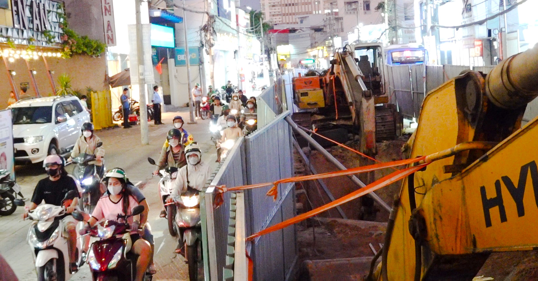 Dân 'đau khổ' vì dự án chống ngập dài 2,5km suốt 3 năm chưa hoàn thành