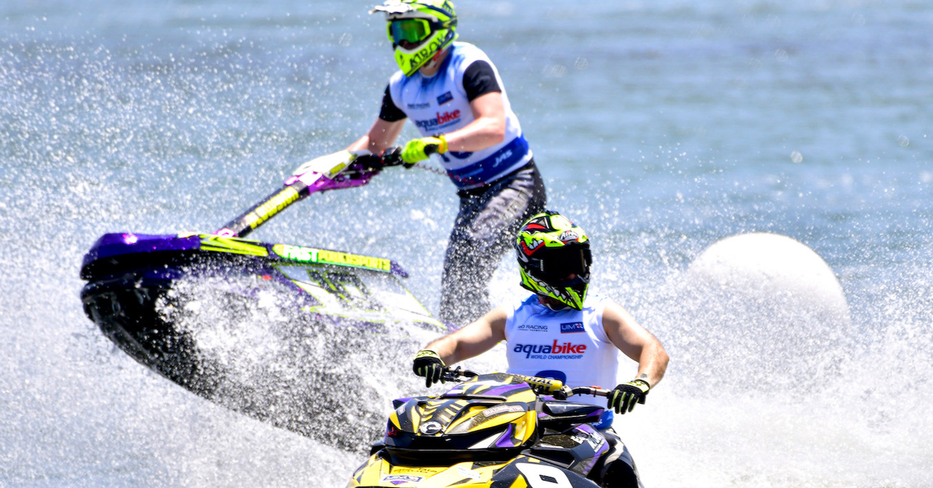 Mãn nhãn màn lướt sóng đẹp mắt của các tay đua mô tô nước