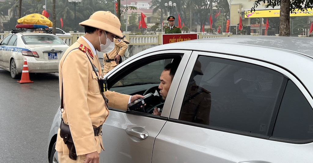 Đề nghị chọn phương án cấm tuyệt đối nồng độ cồn khi lái xe để trình ...