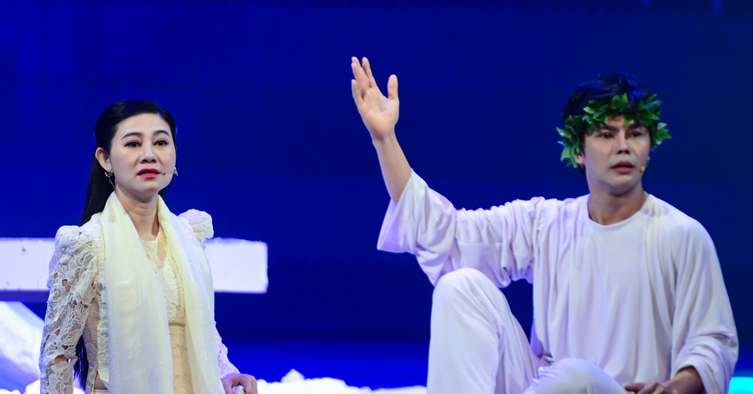 NSND Quế Trân và mỹ nam kém 8 tuổi diễn như lên đồng trên sân khấu