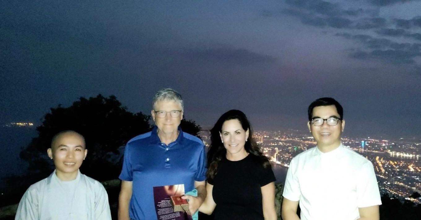 Bill Gates departs Danang after four-day holiday