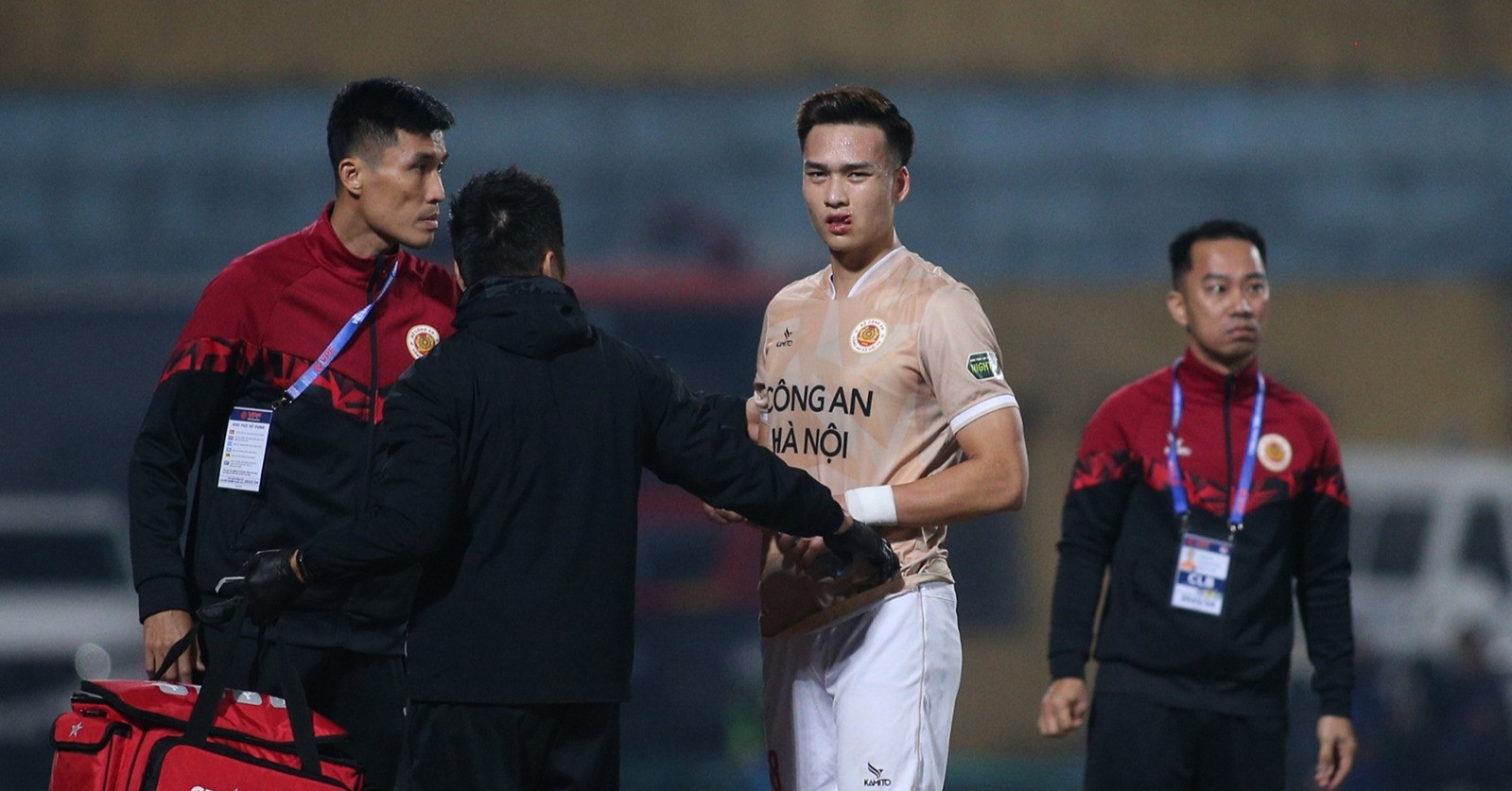 Bùi Hoàng Việt Anh rời sân vì rách miệng khiến hàng thủ CAHN suy yếu