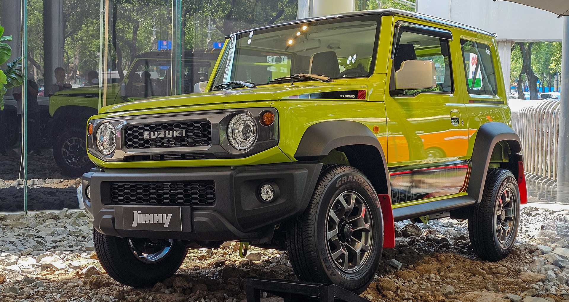 Giá xe SUV Suzuki Jimny đắt ngang SUV cỡ C, có đáng xuống tiền?