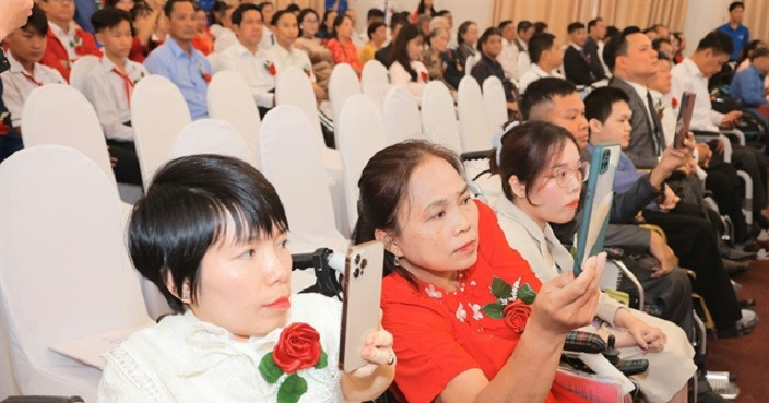 Disabled people overcome difficulties to reach success in life