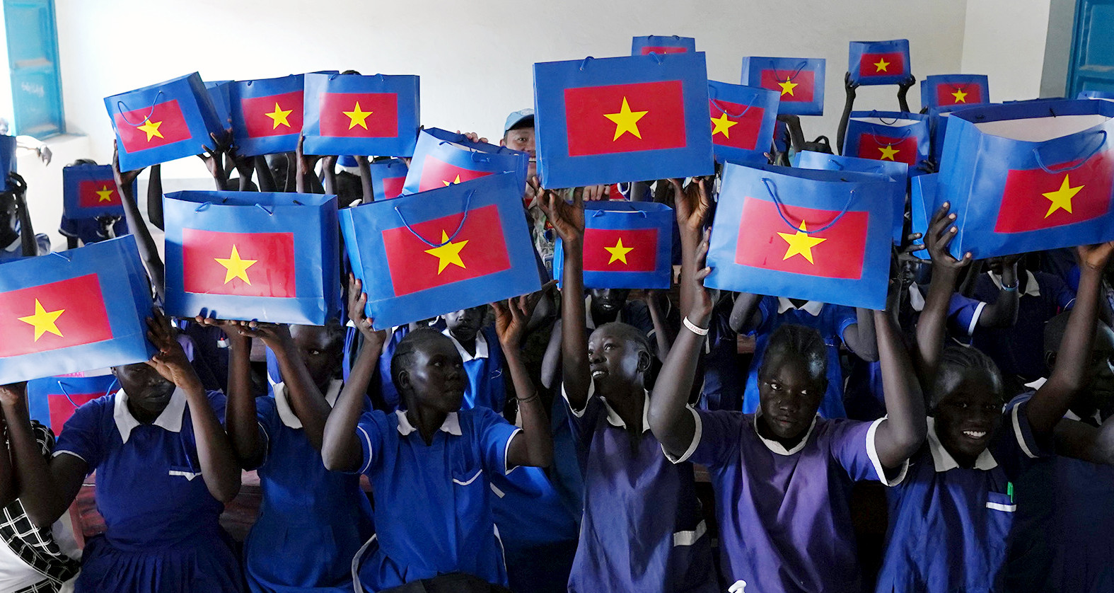 Túi quà 'cờ đỏ sao vàng' bác sĩ mũ nồi xanh Việt Nam gửi tặng em nhỏ ...