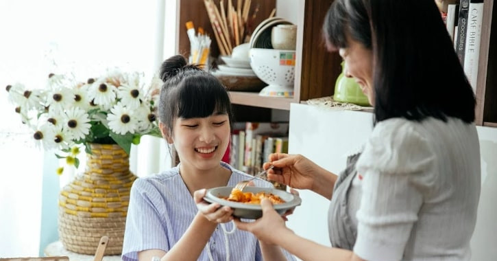 Về quê nghỉ lễ, nàng dâu rớt nước mắt khi thấy một thứ trong mâm cơm ...