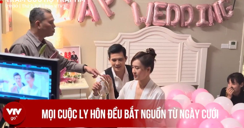 Đạo diễn vào tận giường chỉ đạo Hồng Diễm và Quang Sự diễn cảnh đêm tân hôn