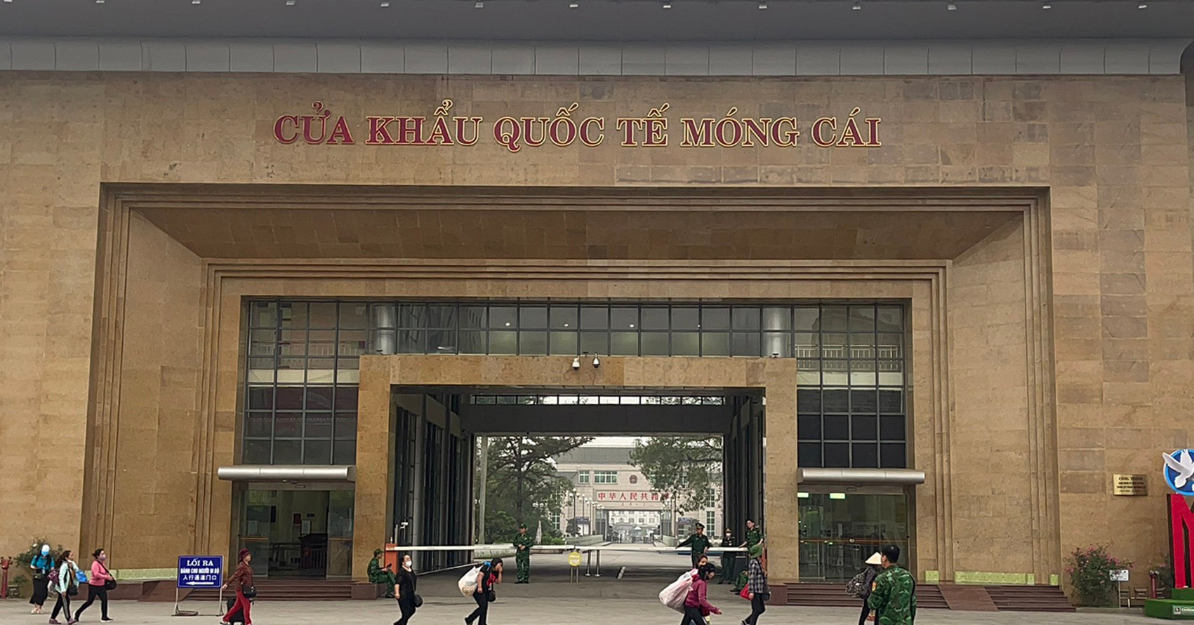 Border gate with China opens, trade resumes