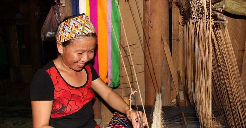 Traditional weaving craft in Noong De village attracts tourists