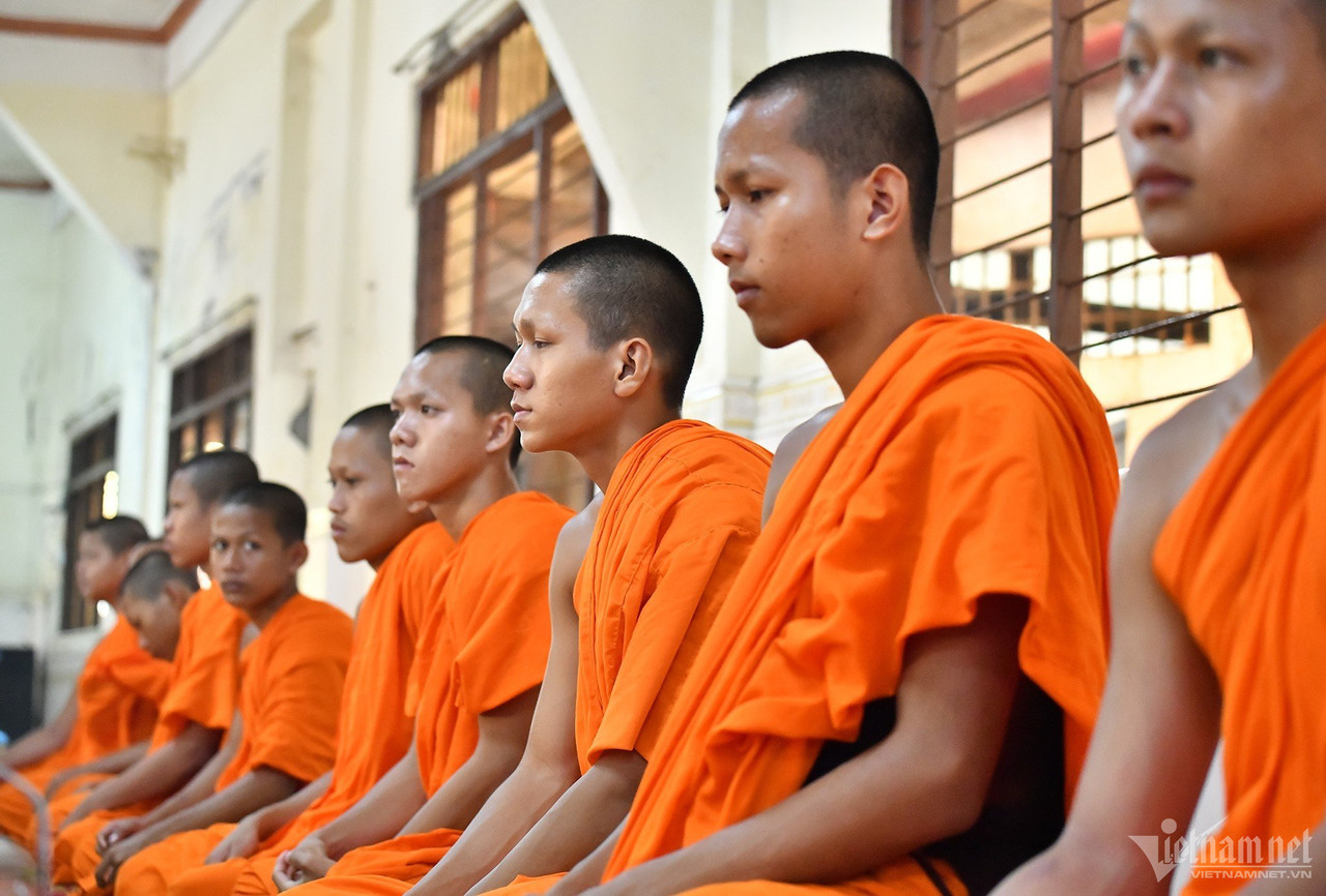 Khmer People Welcome Chol Chnam Thmay Festival