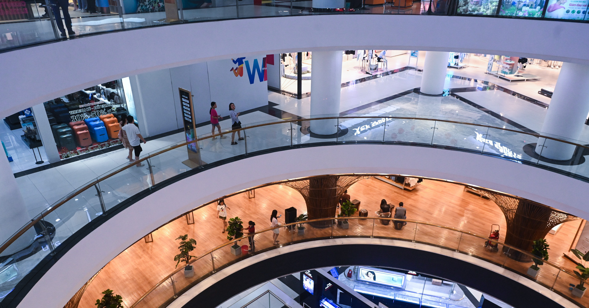 Online shopping on the rise, many offline shops close doors