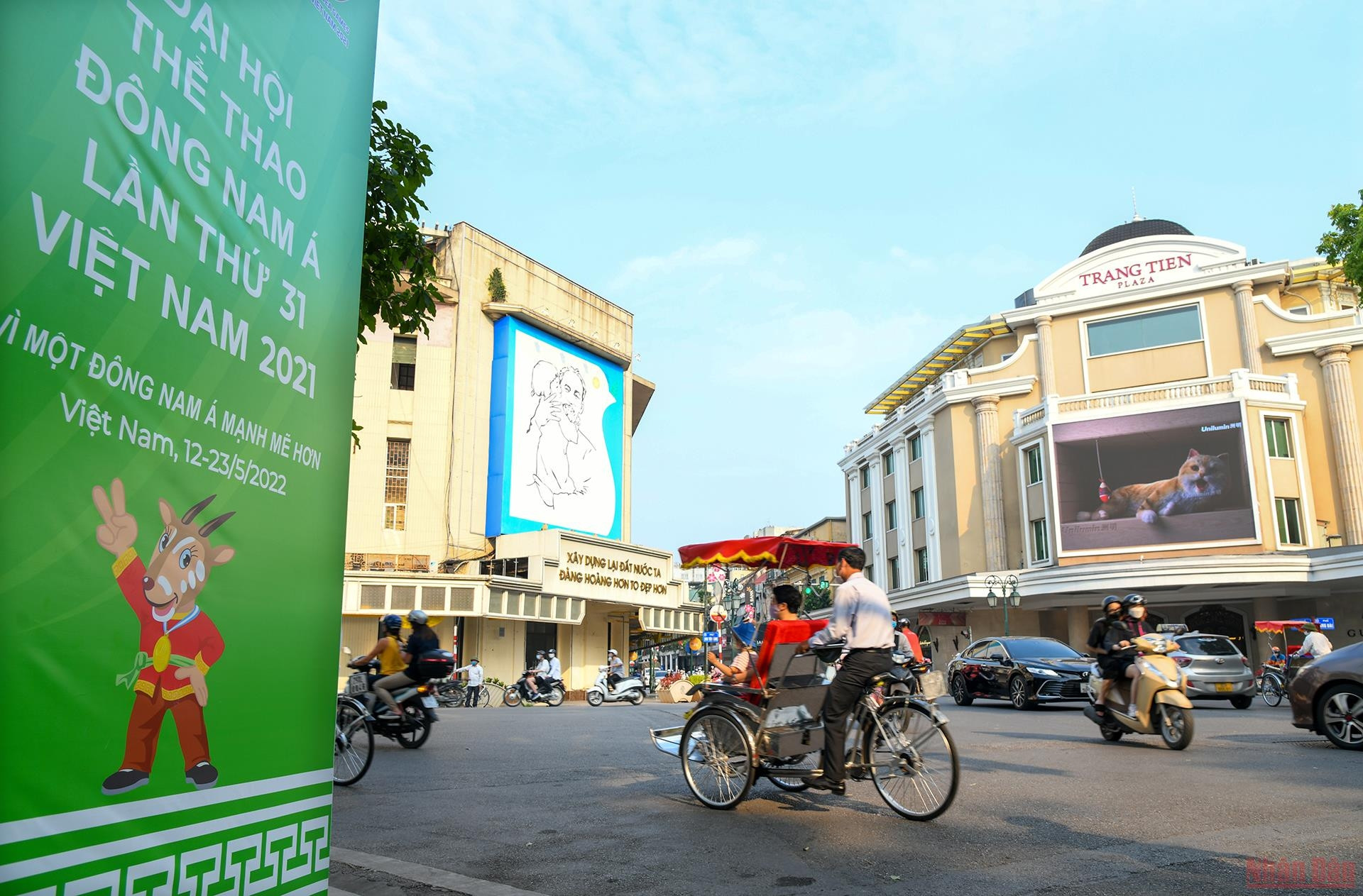 Hanoi streets adorned with banners and billboards to welcome SEA Games 31
