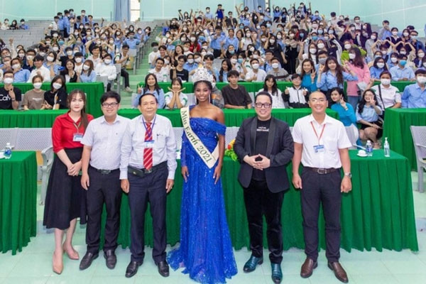 Miss Earth 2021 Destiny Wagner meets with Vietnamese students