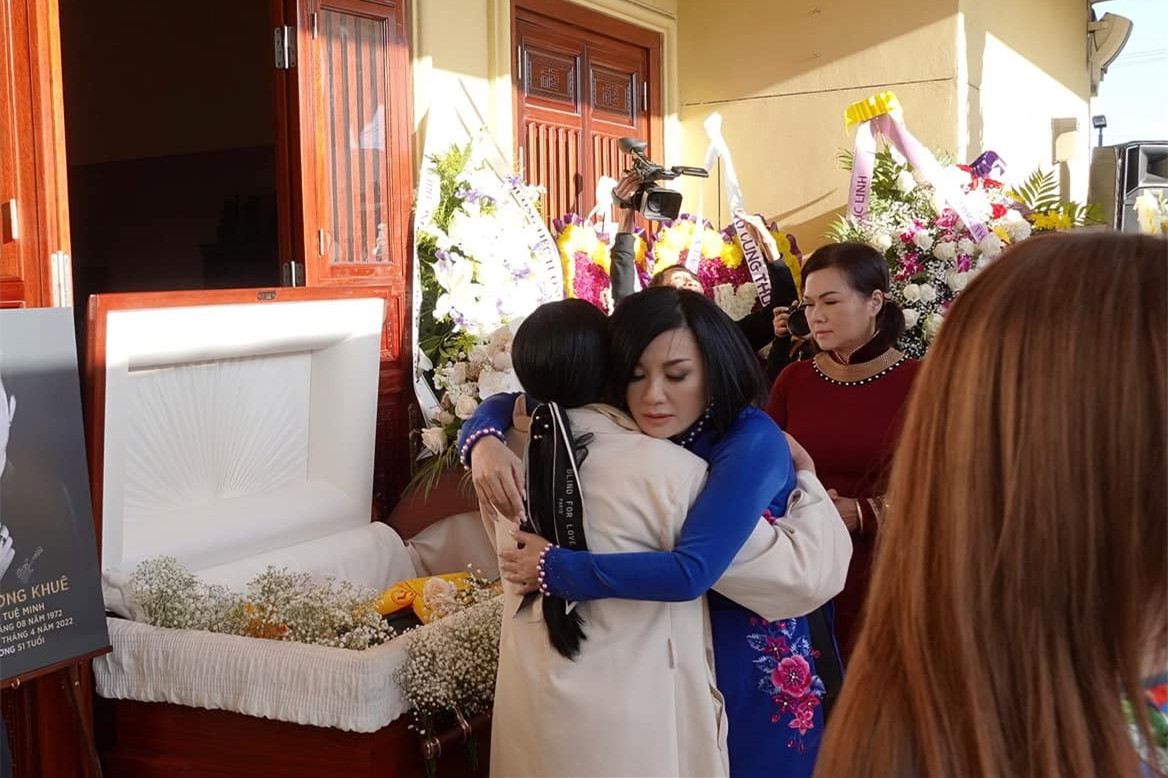 Những hình ảnh xúc động nhất đám tang ca sĩ Tường Khuê - em trai Như Quỳnh