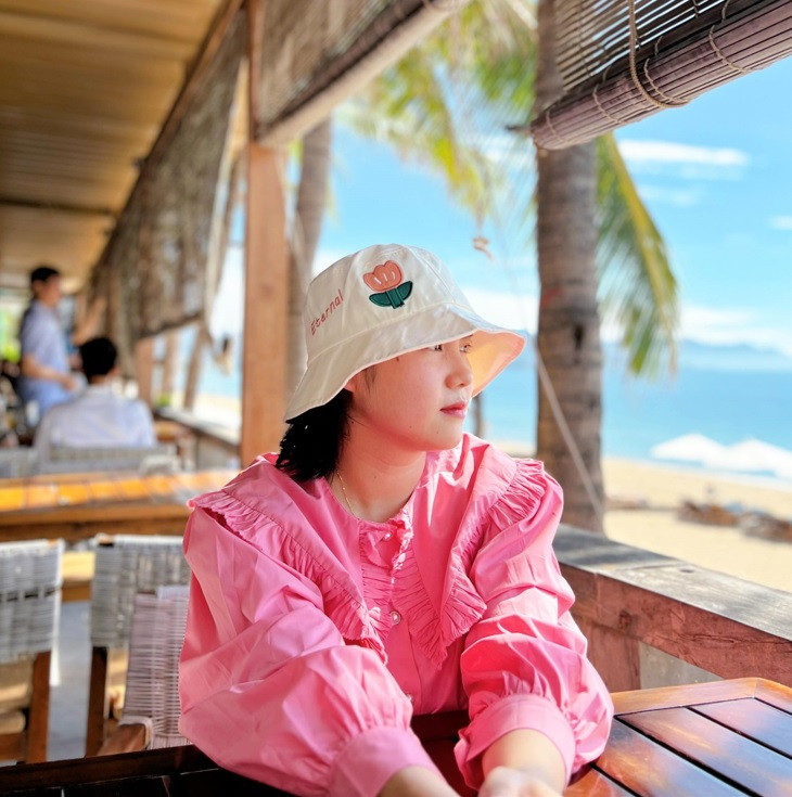Bố 50 tuổi tái hôn với người phụ nữ Khmer, con gái hân hoan chúc phúc