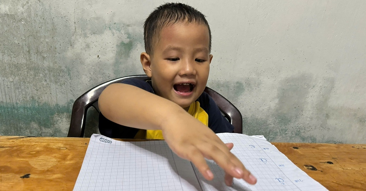 Niềm vui của em bé 5 tuổi bị ung thư trong ngày đầu tiên đi học