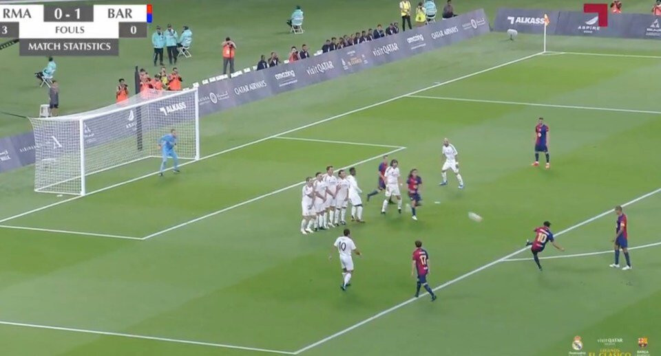 Ronaldinho gây sốt với cú đá phạt thần sầu ở tuổi 44