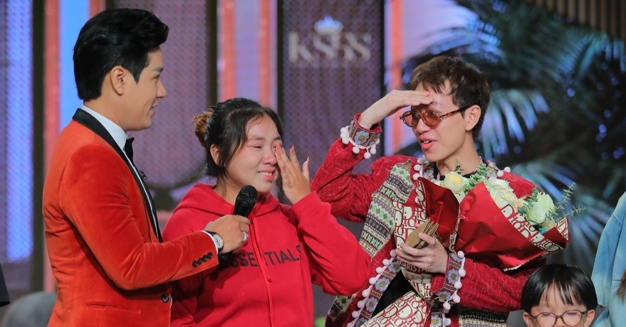 Fan nữ khóc khi nhắn gửi Quán quân Rap Việt Double2T ngay ở trường quay VTV