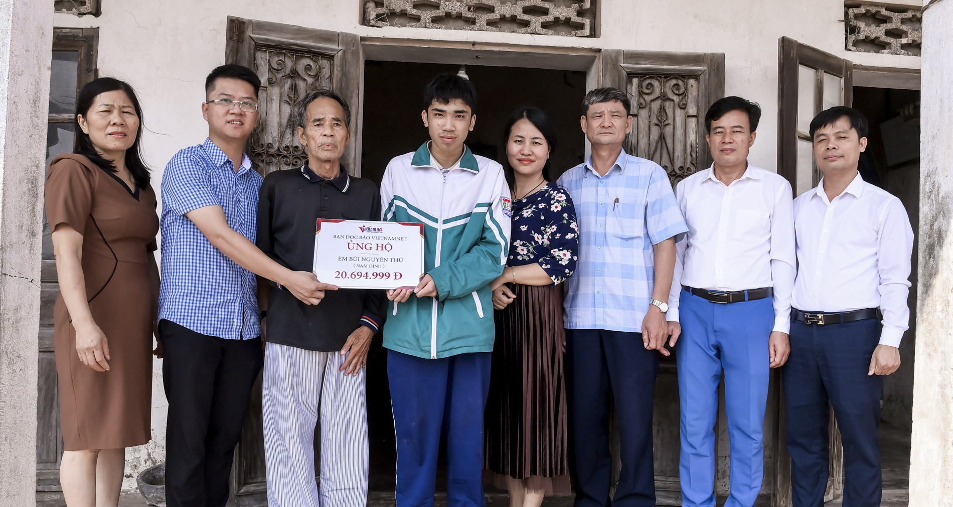 Trao hơn 20 triệu đồng đến em Bùi Nguyên Thủ ở Nam Định