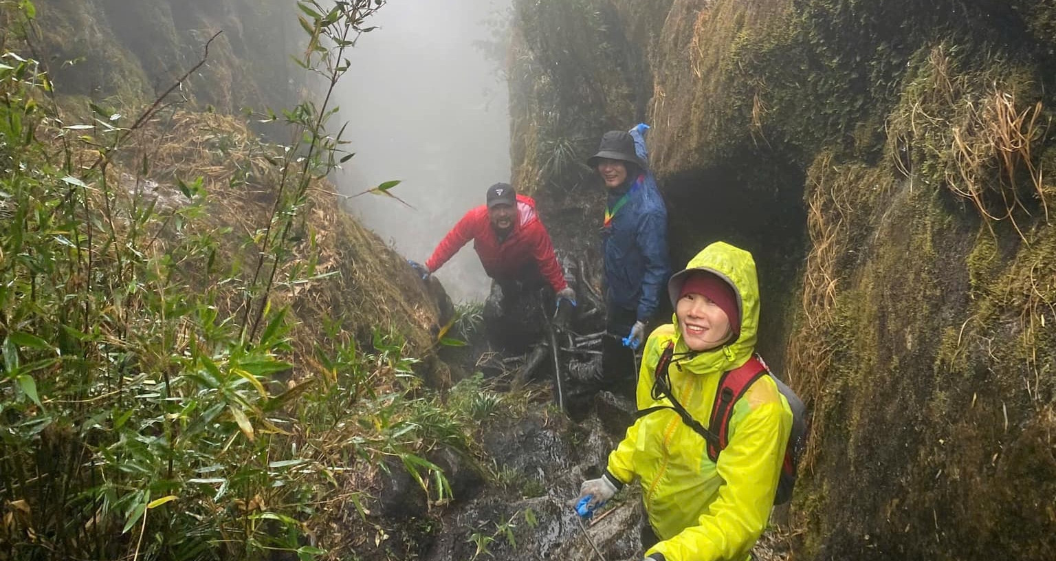 Nhóm khách 'tưởng bay xuống vực' khi leo đỉnh núi cao 2.850m ở Lào Cai