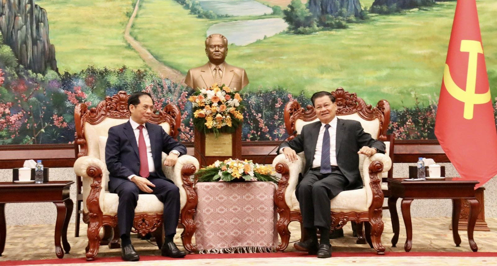 Lào dành ưu tiên cao nhất cho quan hệ đặc biệt với Việt Nam