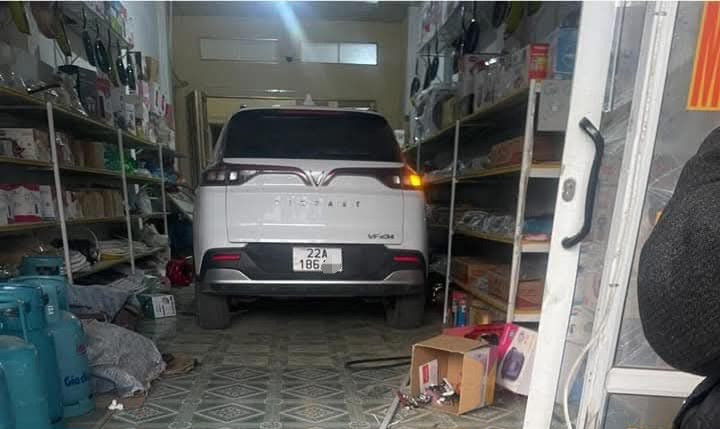 Ô tô tránh xe máy, đâm bé gái tử vong ở Tuyên Quang: Một phụ nữ tự nhận cầm lái