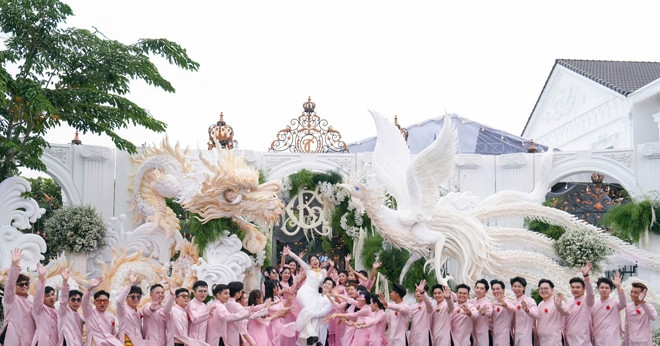Choáng ngợp trước cổng cưới long phụng 'khổng lồ' của con gái đại gia ở Bạc Liêu