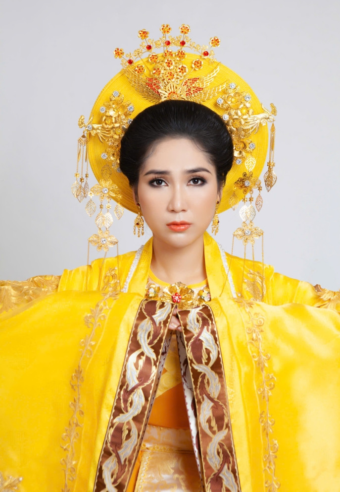 NSƯT Như Huỳnh rơi nước mắt khi hóa thân Thái hậu Dương Vân Nga