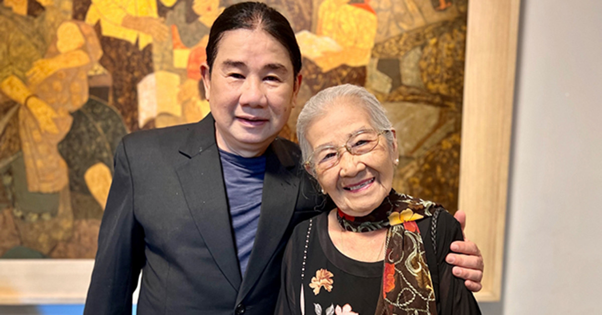 NSƯT Phi Điểu 92 tuổi xúc động khi xem triển lãm của con trai