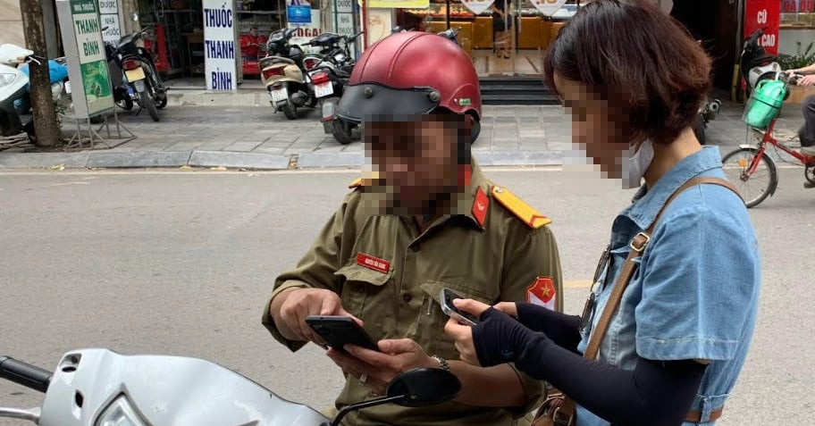 Tiệm vàng ngừng bán, dân mua bán vàng ‘sang tay’ tấp nập ngoài đường như mua rau