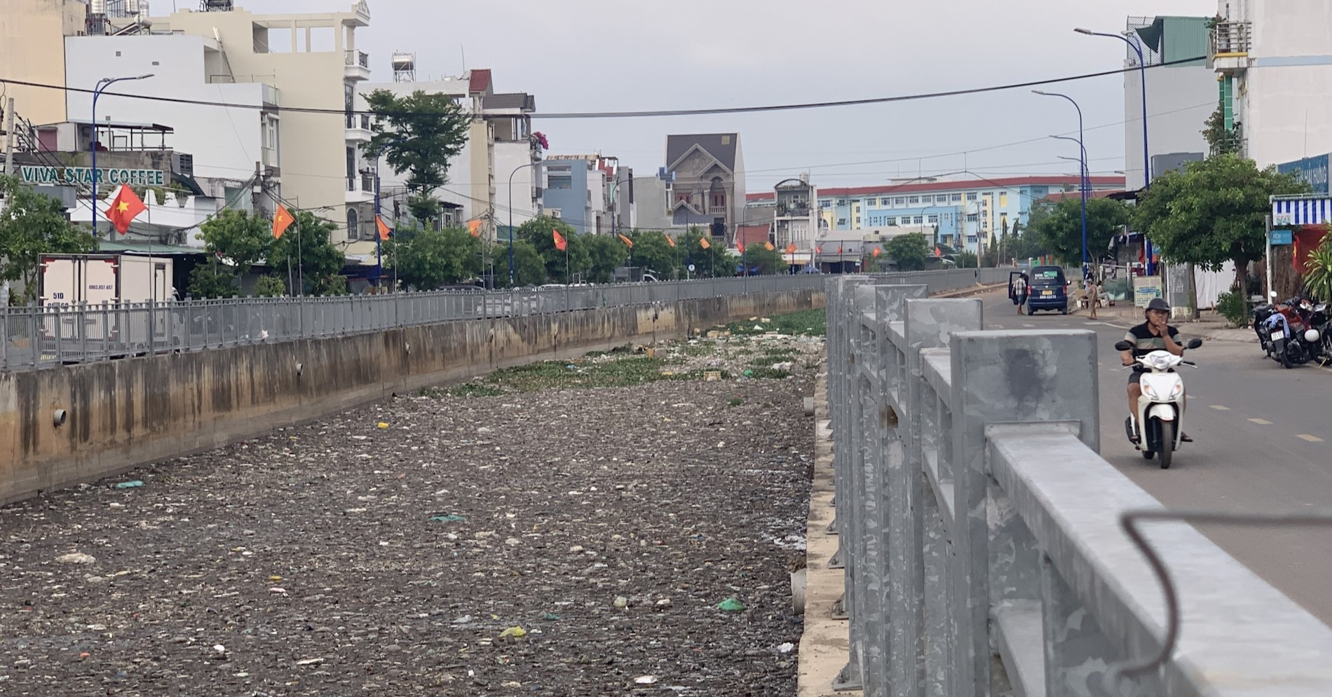 Dòng kênh kín đặc rác ở TP.HCM, dù đã được chi hơn 600 tỷ đồng cải tạo