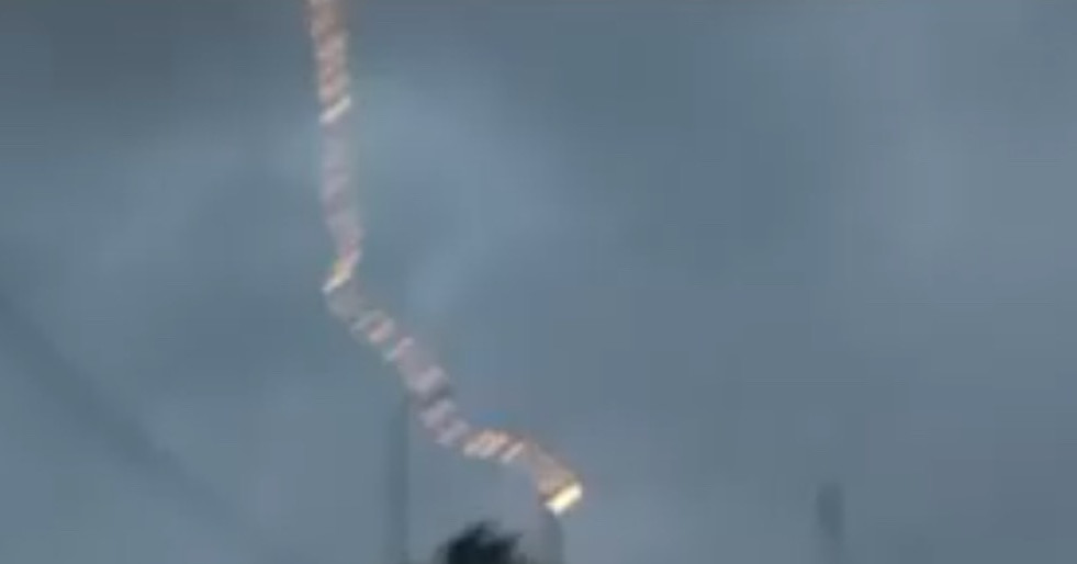 Người phụ nữ bị sét đánh tử vong khi đang ăn cơm cùng chồng trong chòi rẫy