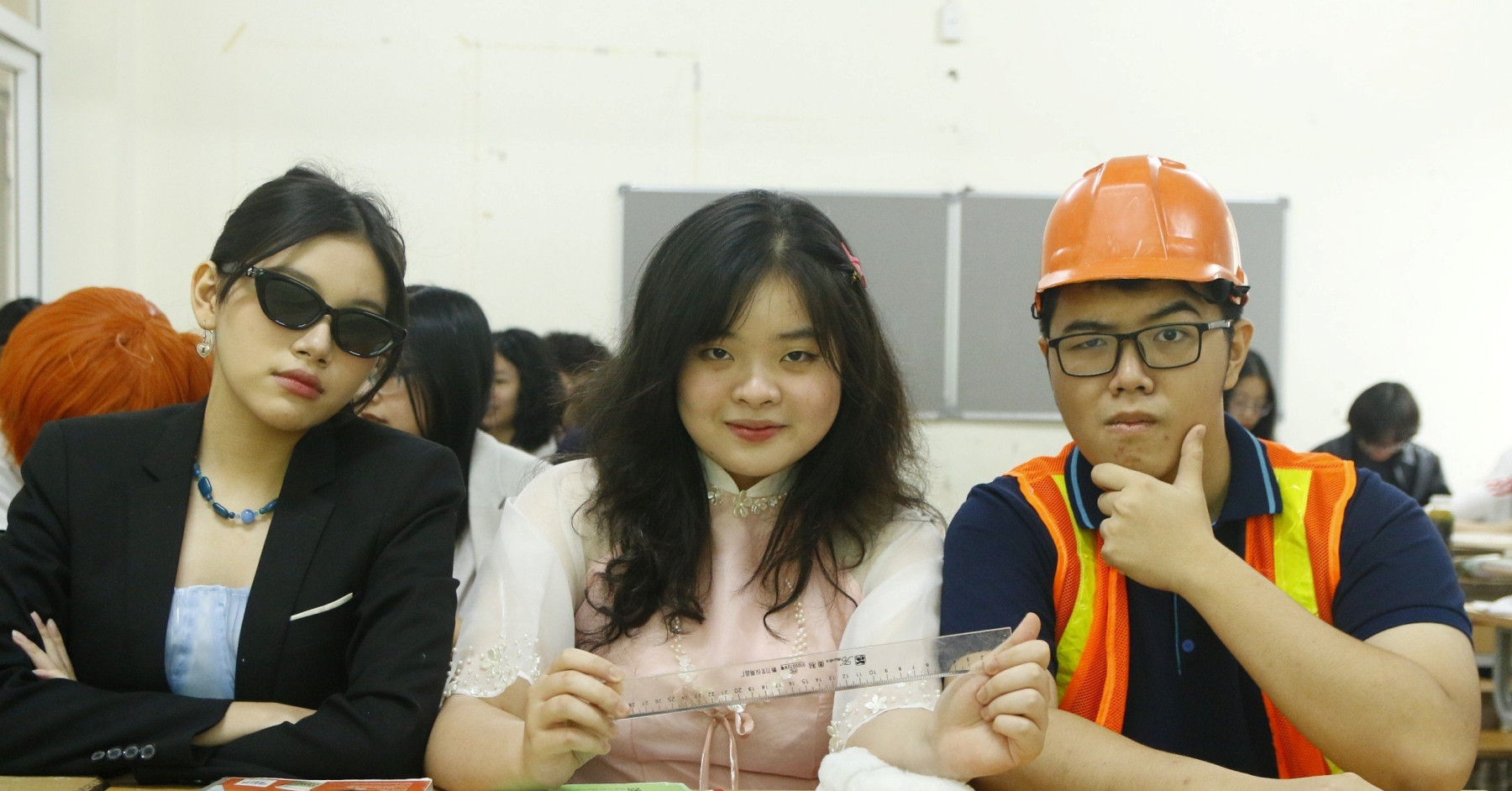 Học trò ‘hóa thân’ thành người đi làm trong buổi học cuối cùng