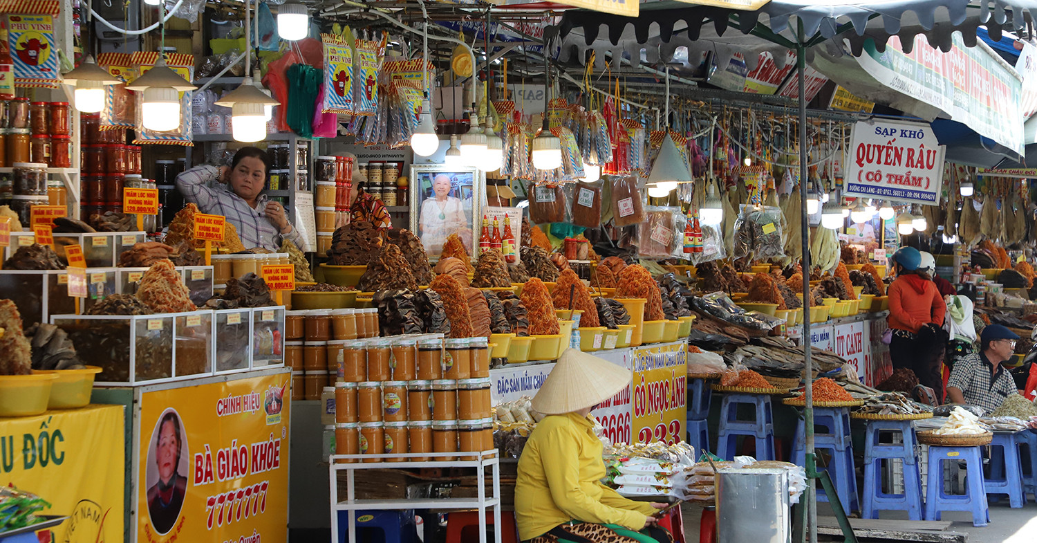 Ghé chợ Châu Đốc trăm năm tuổi được ví như 'vương quốc mắm' miền Tây
