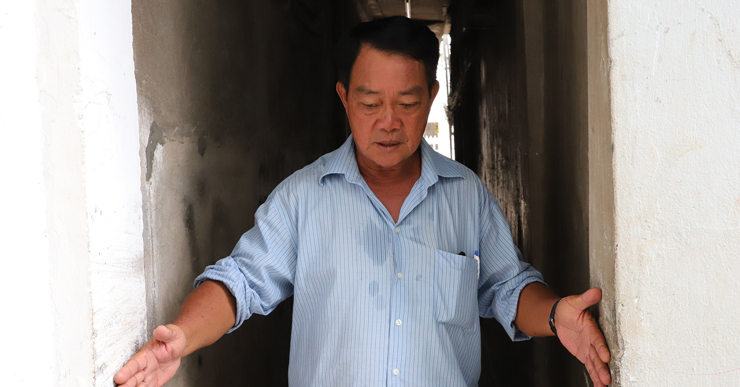 Cảnh trớ trêu trong hẻm nhỏ 1m, nhà có tang phải nhờ người 'cõng' quan tài