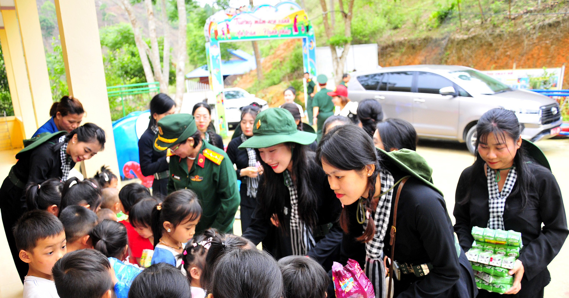 Món quà nữ du kích miền Nam gửi tặng em nhỏ Điện Biên trước ngày trở về