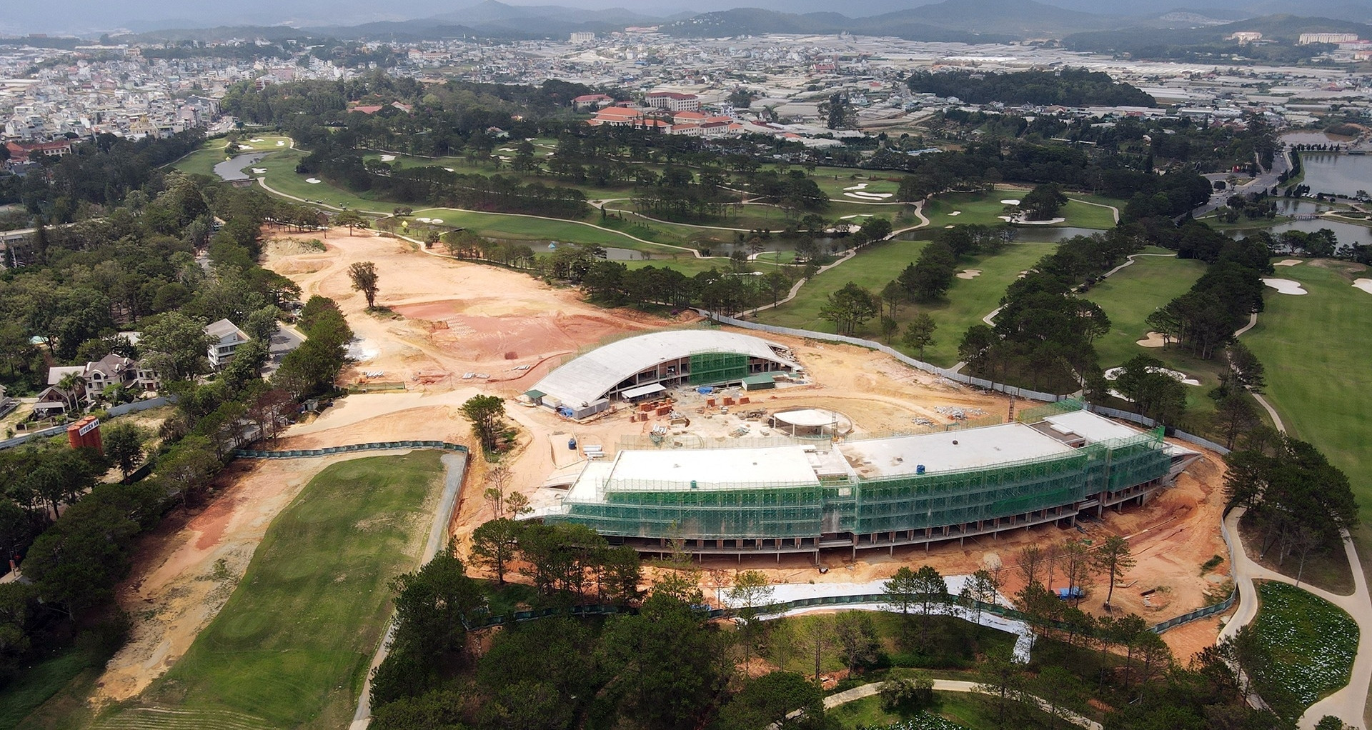 Doanh nghiệp sẽ tháo dỡ công trình vi phạm của tòa nhà sân golf Đồi Cù ...